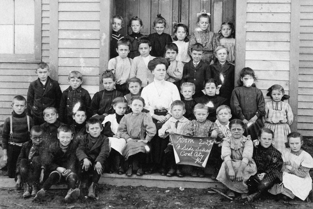 What the School Day Looked Like 100 Years Ago - History Facts